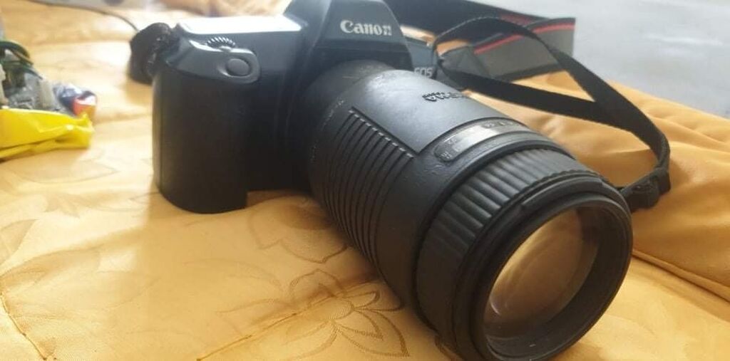 Potpuno ispravan Canon aparat eos 1000, ocuvan Sa Sigma autofokusom Za