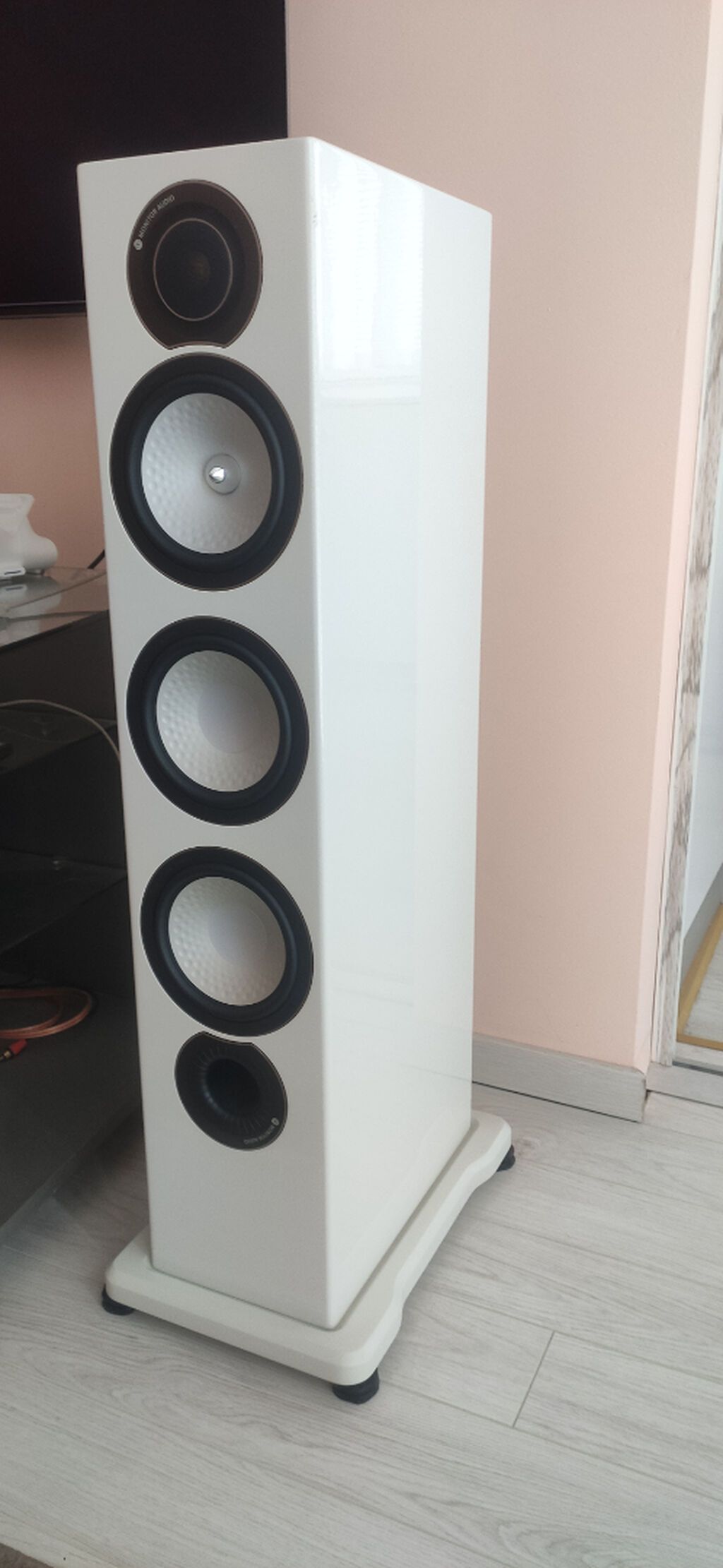 Monitor Audio Silver RX8, bela klavir lak boja Drajveri, kabineti i