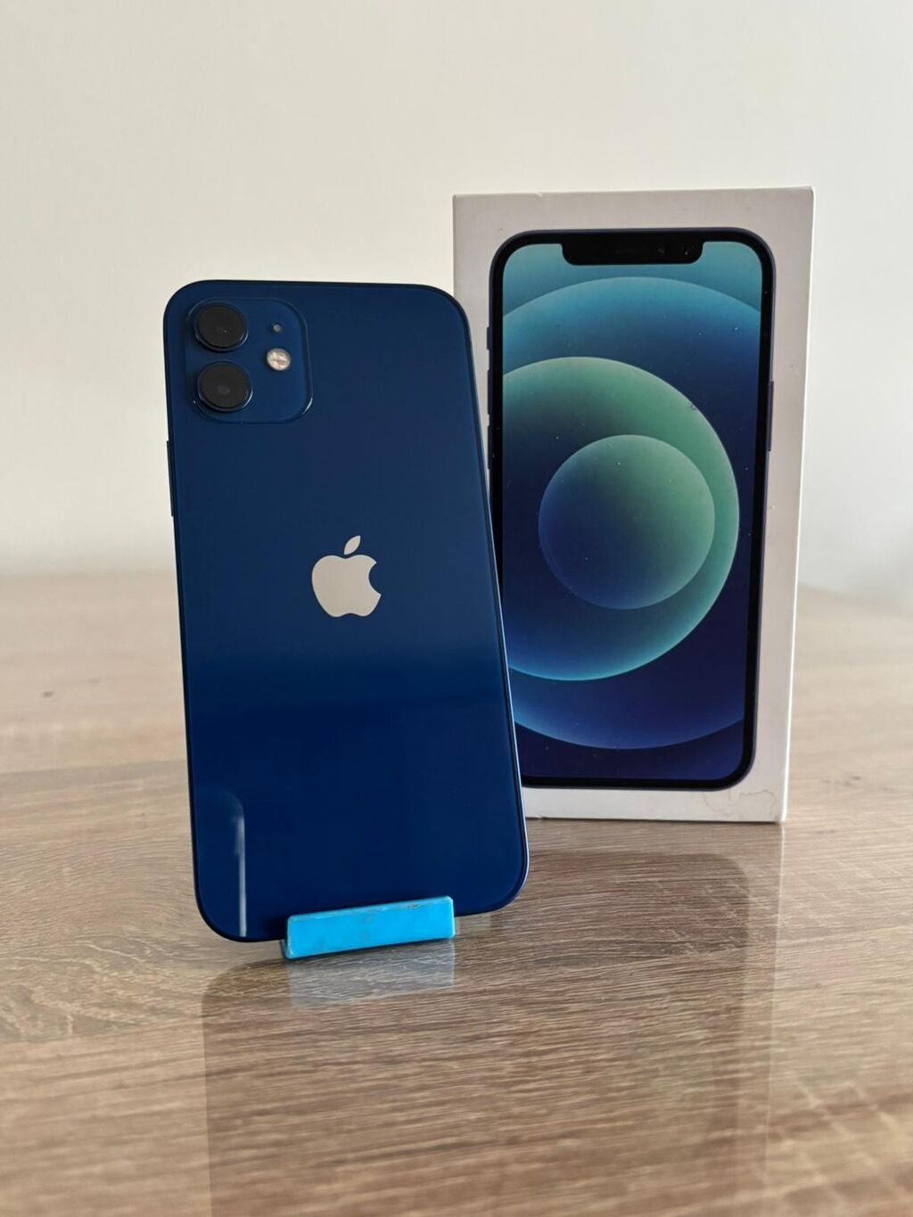 Prodajem Apple iPhone 12 blue u odlicnom stanju. Telefon je potpuno