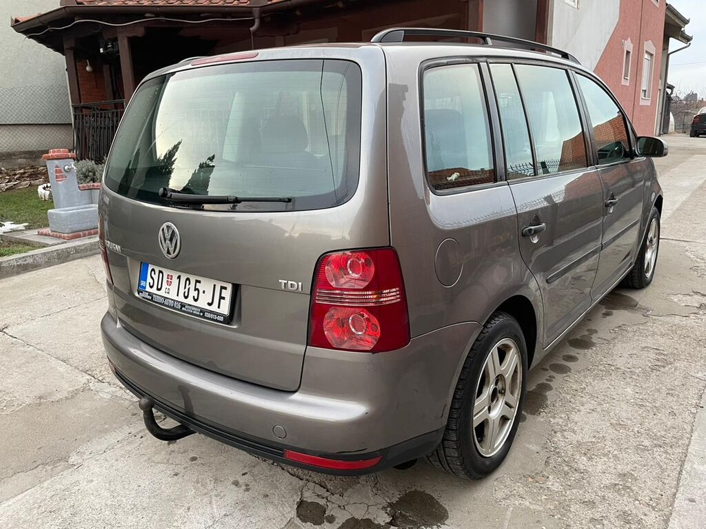 Volkswagen Touran 1.9 TDI, sivi metalik, dizel monovolumen sa petoro