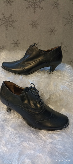 Cipele sa stiklom na pertlanje