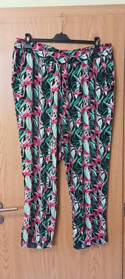 Letnje pantalone,velicina 48-50 ili 3 XL