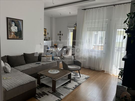 Salonski stan u Kraljevom Parku – 74 m²