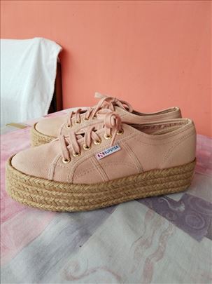 Nove espadrile u nude boji Superga