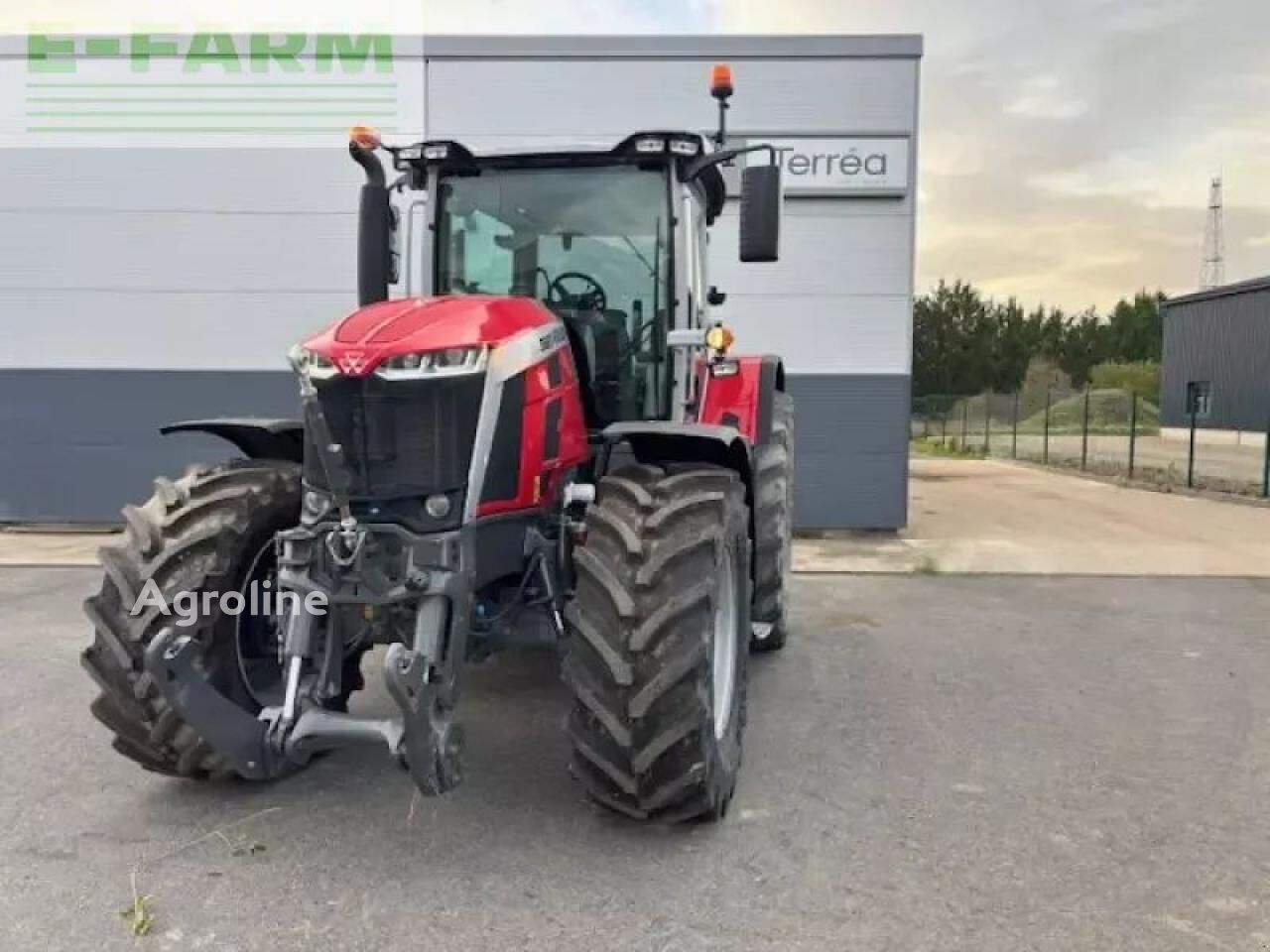 Massey Ferguson 8s.205 traktor točkaš