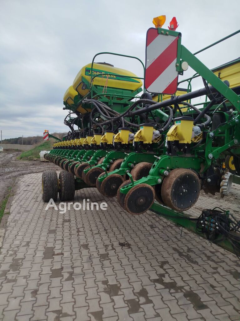 John Deere 1745 pneumatska precizna sejalica