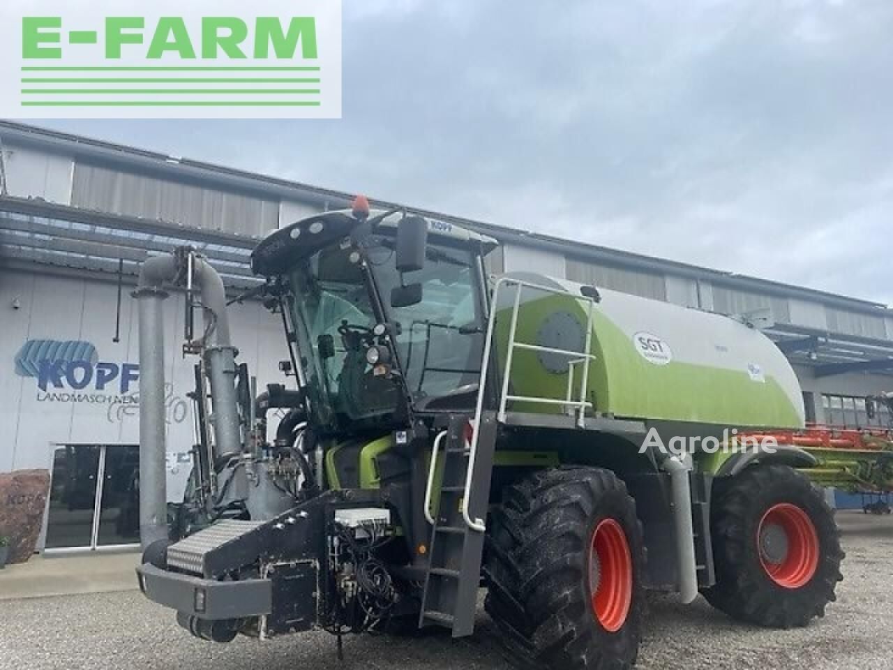 Claas xerion 3300 saddle trac mit sgt rasipači veštačkog đubriva