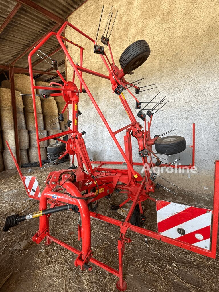 Kuhn GF642 prevrtač sena