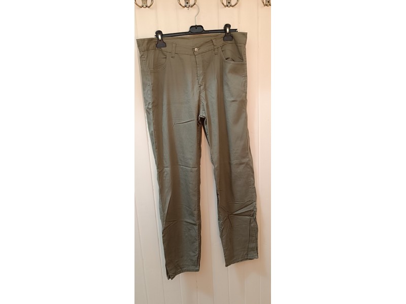 Maslinasto zelene pantalone vel.38
