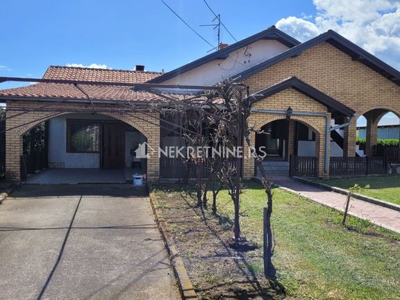 Orašac, kuća 230 m2, 16 ari, bazen, 200.000 Eura