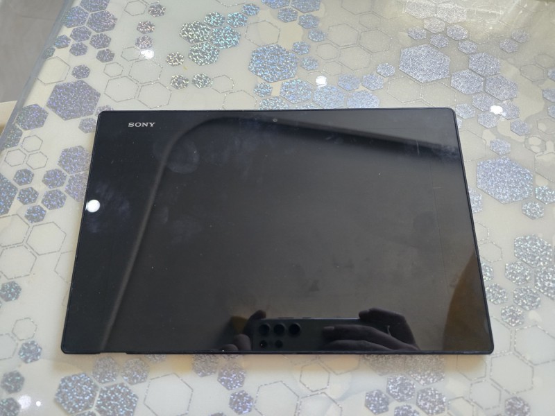 Sony Xperia tablet – veoma tanak model – NEISPITANO – d