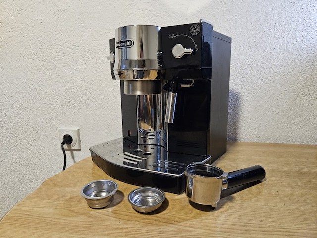 Espresso aparat za kafu masina Delonghi EC820.B E.S.E.