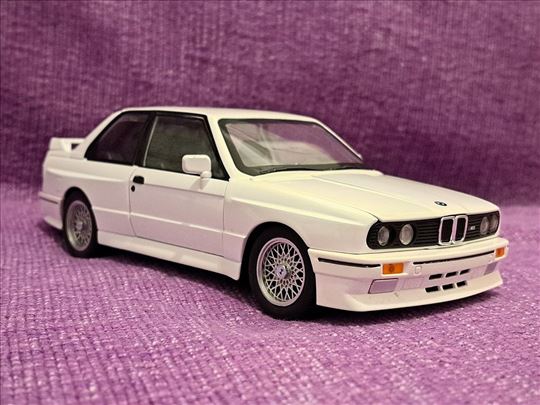 BMW M3 E30 Kocka 1:24 White Perla