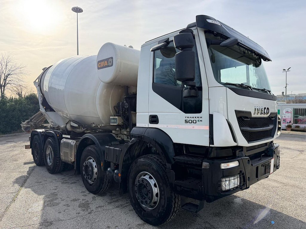Cifa RY1300 na šasiji IVECO TRAKKER 500 kamion s mešalicom za beton