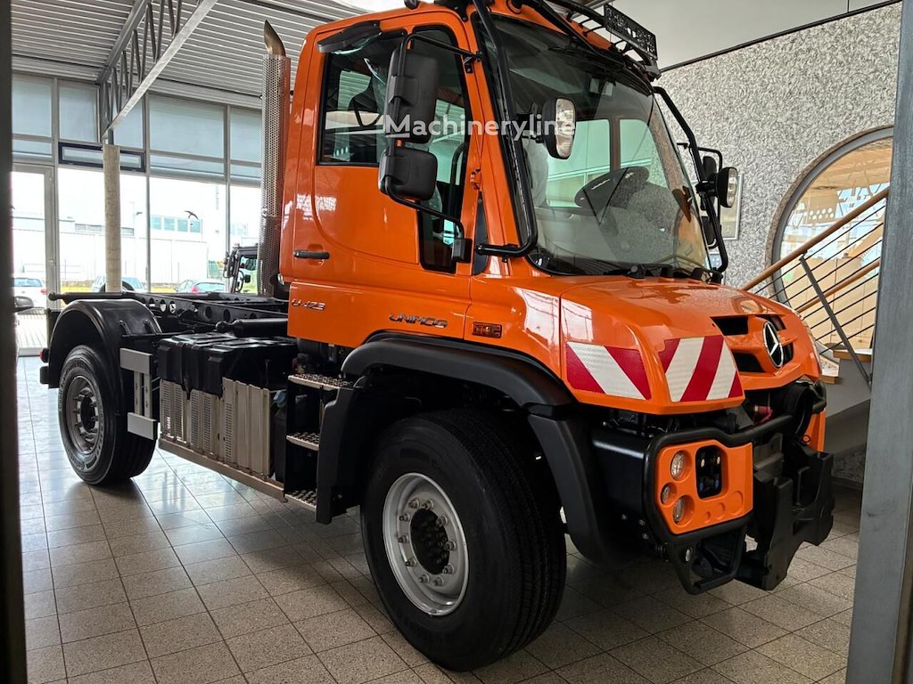 Mercedes-Benz Unimog U 423 multifunkcionalni utovarivač