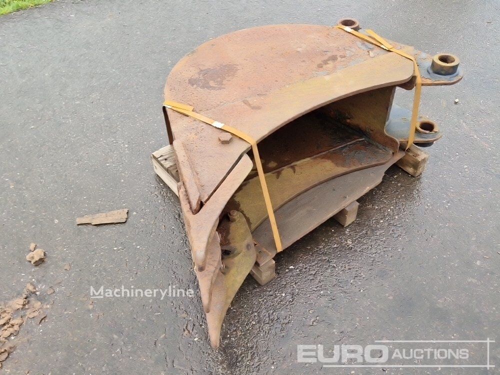 Prodaje se kašiku za bager na aukciji