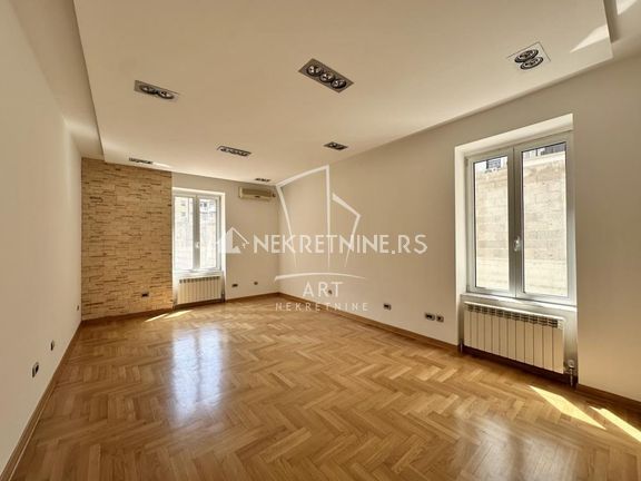 Poslovna zgrada, mereno 890m2 + 200m2 terasa ID#11131