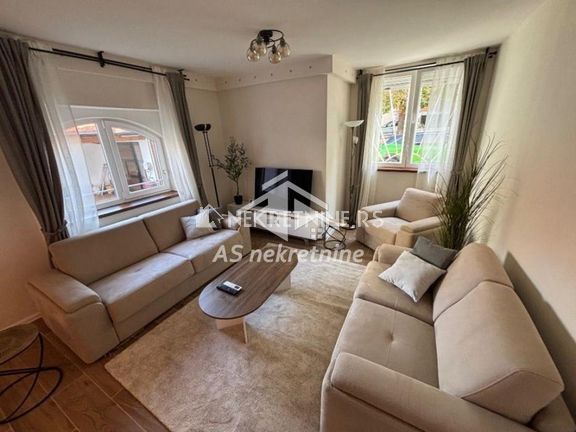 Zvezdara, Slavujev venac, Kuća, 120m2, 2200 EUR