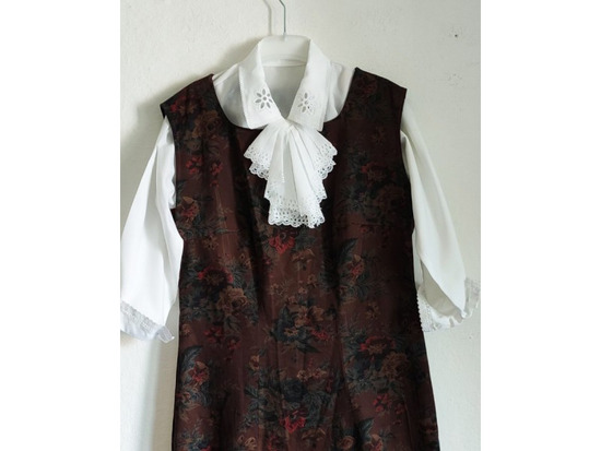 Unikatna duga Haljina sa Rustičnim Cvetovima