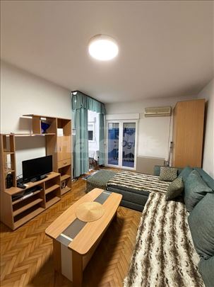 Julino Brdo - Beograd - Izdajem stan 32m2