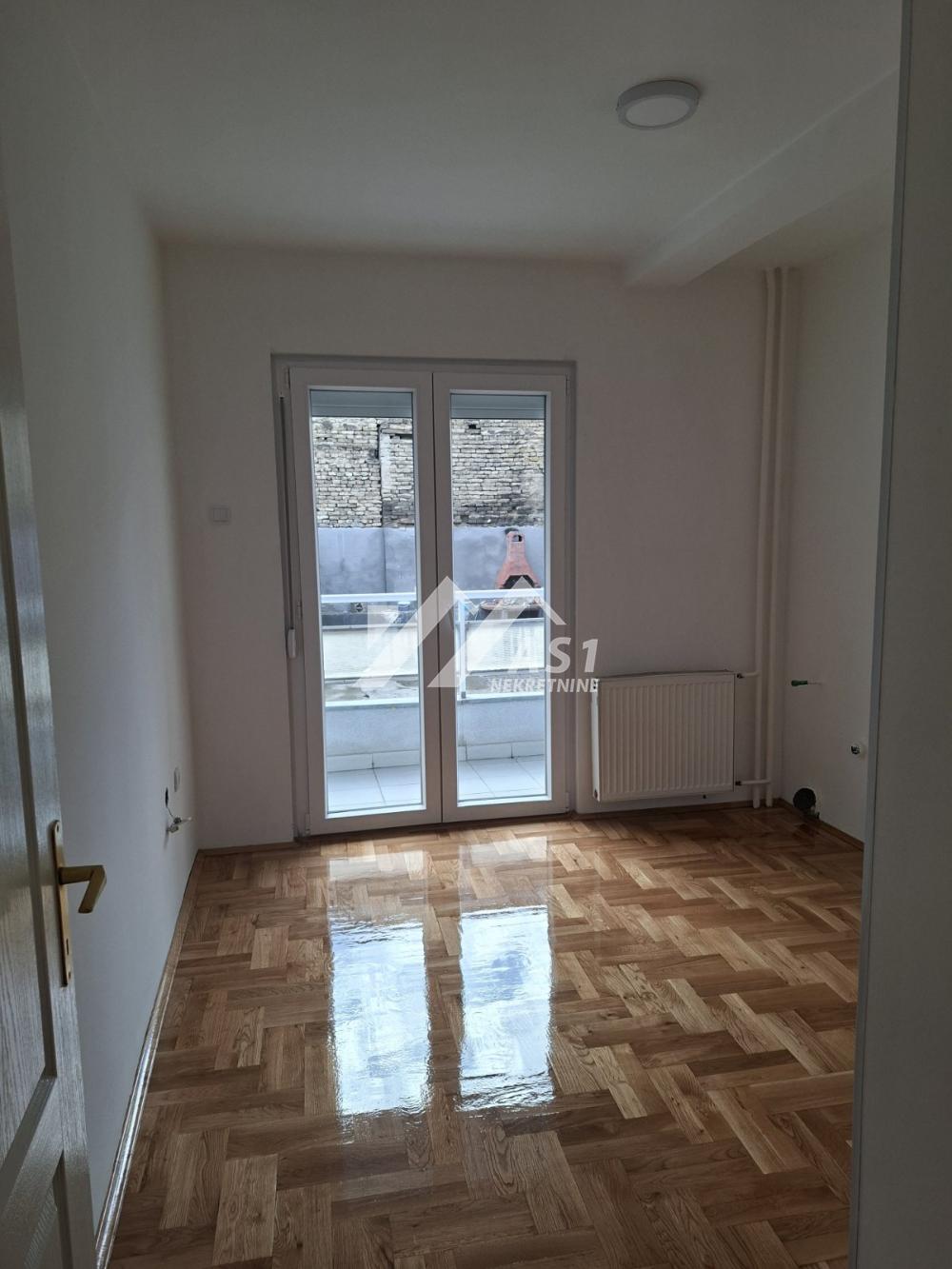 IZDAJE SE DVOIPOSOBAN STAN U CENTRU-POLUNAMESTEN ID#5718
400 €