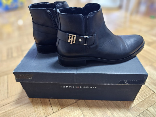 Tommy Hilfiger kratke čizme 38