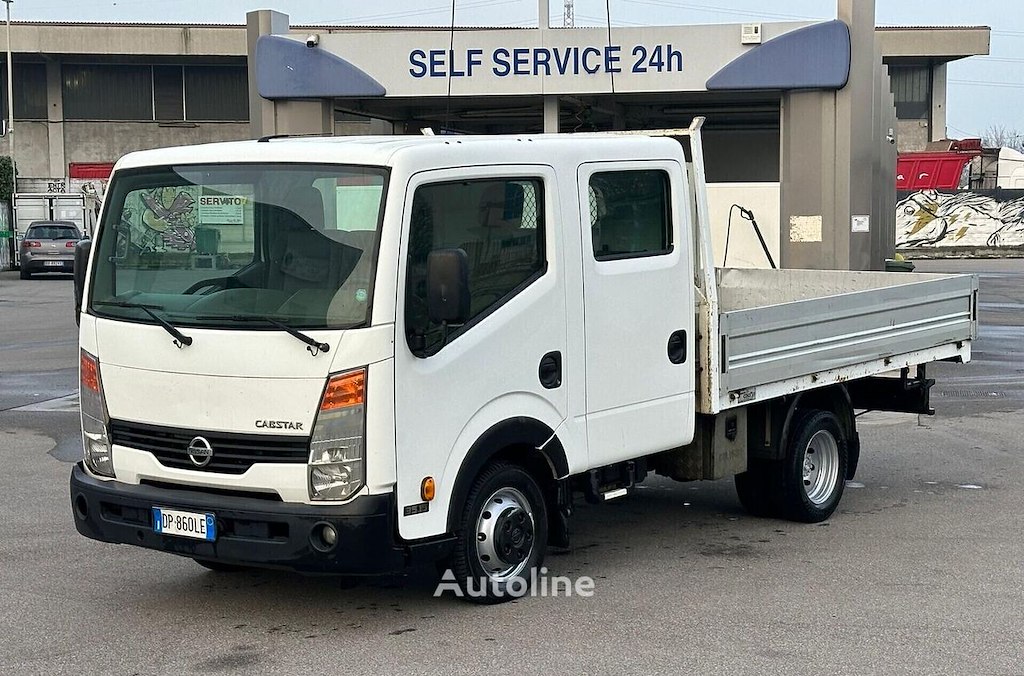 Nissan Cabstar 7 posti 3.0 diesel kamion s ravnom platformom < 3.5t