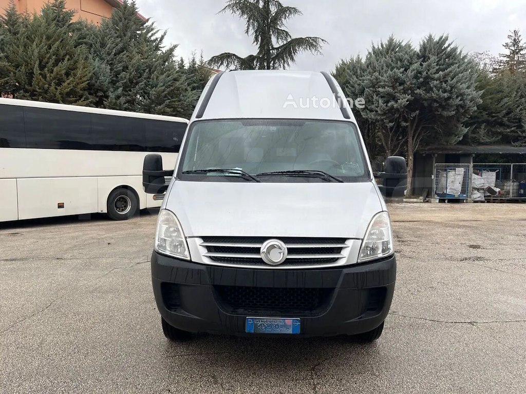Prodaje se IVECO Daily putnički minibus na aukciji