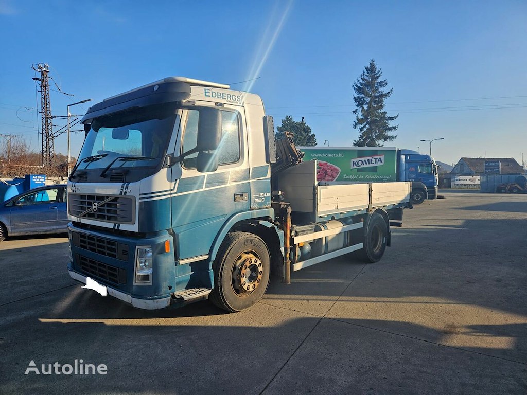 Volvo FM9 with ou crane kamion s ravnom platformom