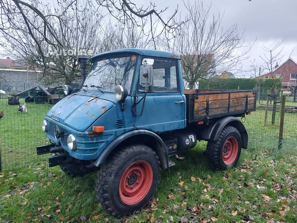 Prodaje se Mercedes-Benz Unimog Oldtimer kamion s ravnom platformom na aukciji