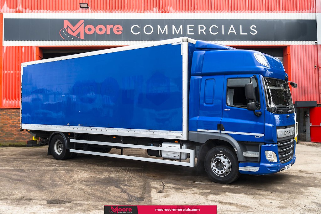 DAF CF 260 FA 18T 28FT Space Cab kamion furgon