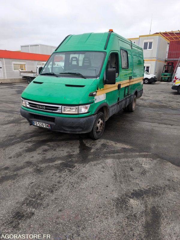 Prodaje se IVECO 35C12 kombi minibus na aukciji