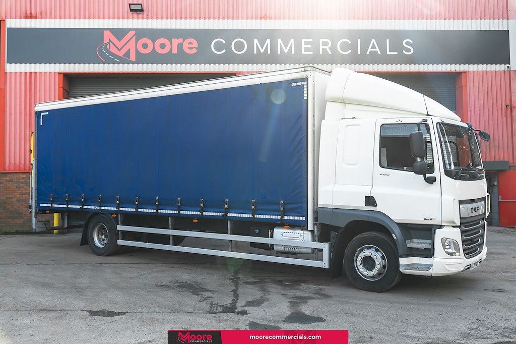 DAF CF 260 FA 18T 28FT Sleeper Cab kamion sa klizna zavesa cerada