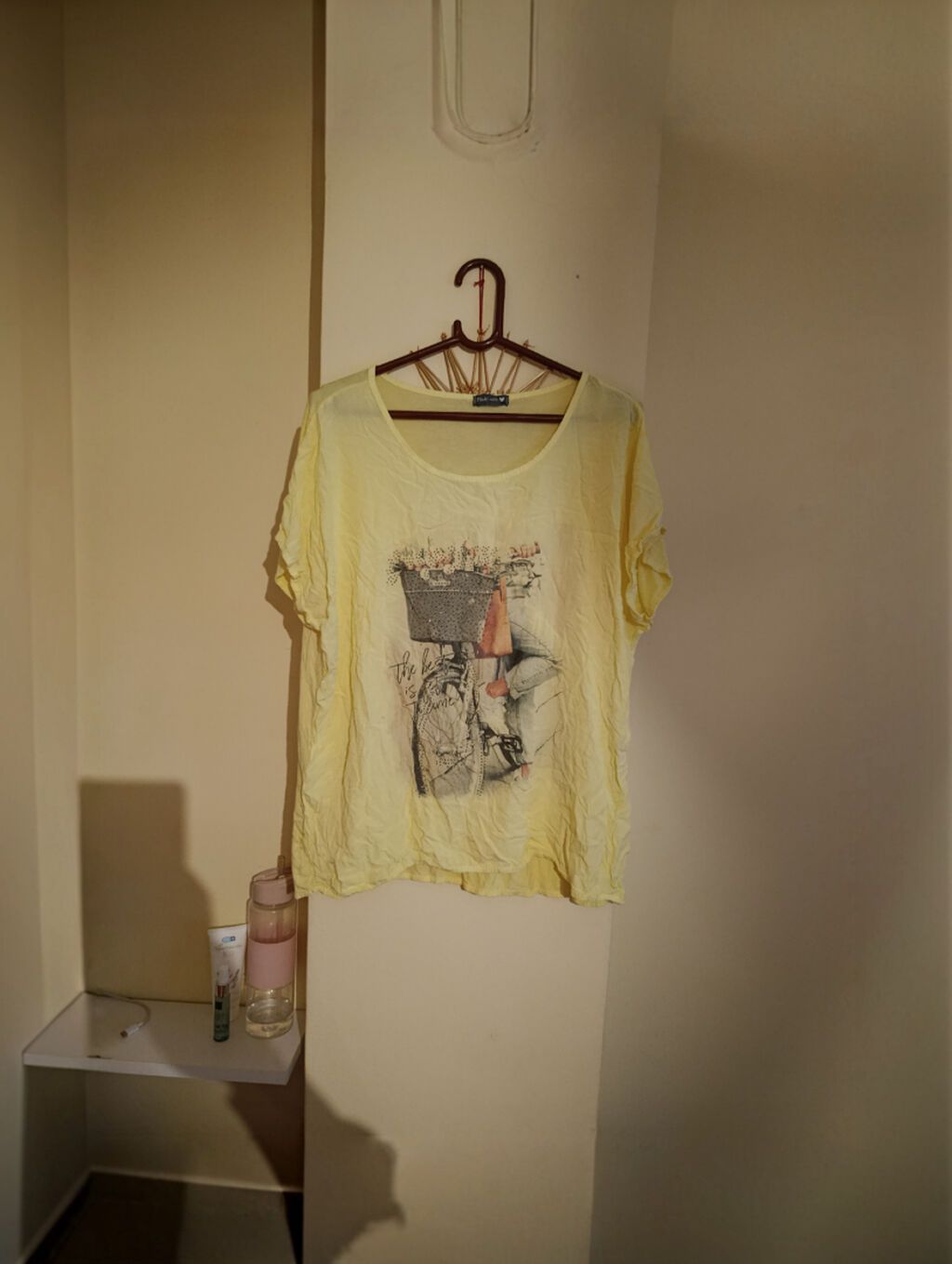 Ženska majica kratkih rukava, svetložute boje, sa okruglim izrezom. Na