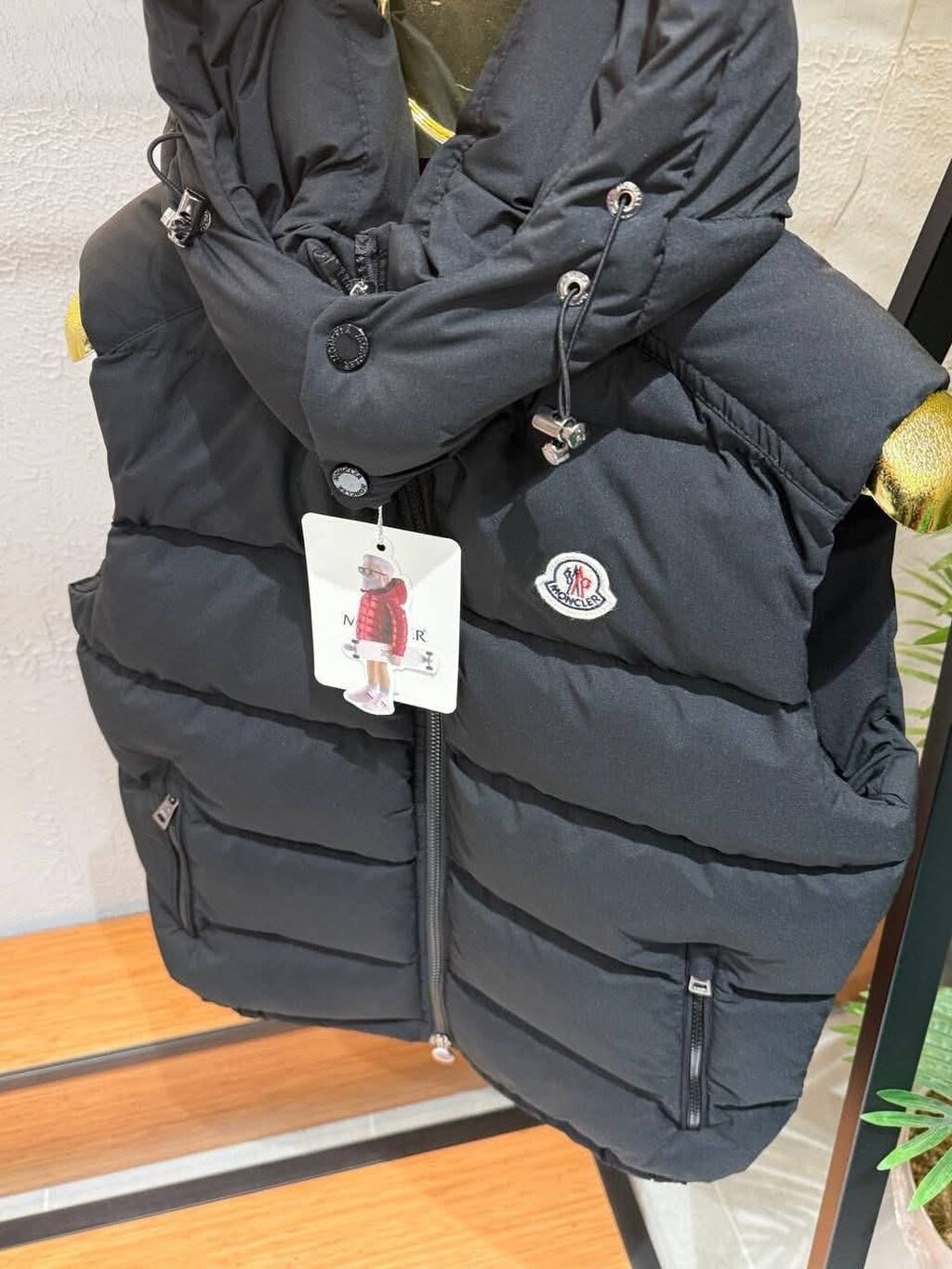 Prsluk Moncler, bоја - Crna