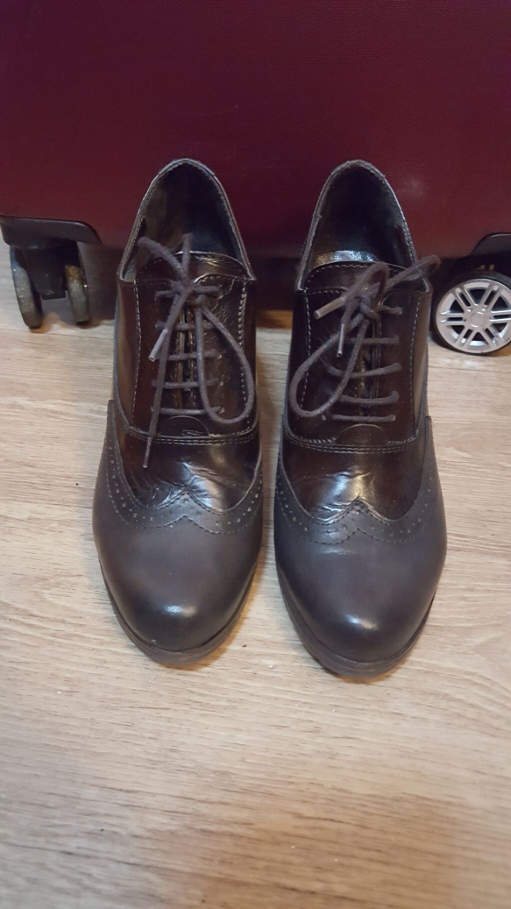 Ženske kožne cipele na pertlanje, oxford/brogue stil. - Boja: tamno