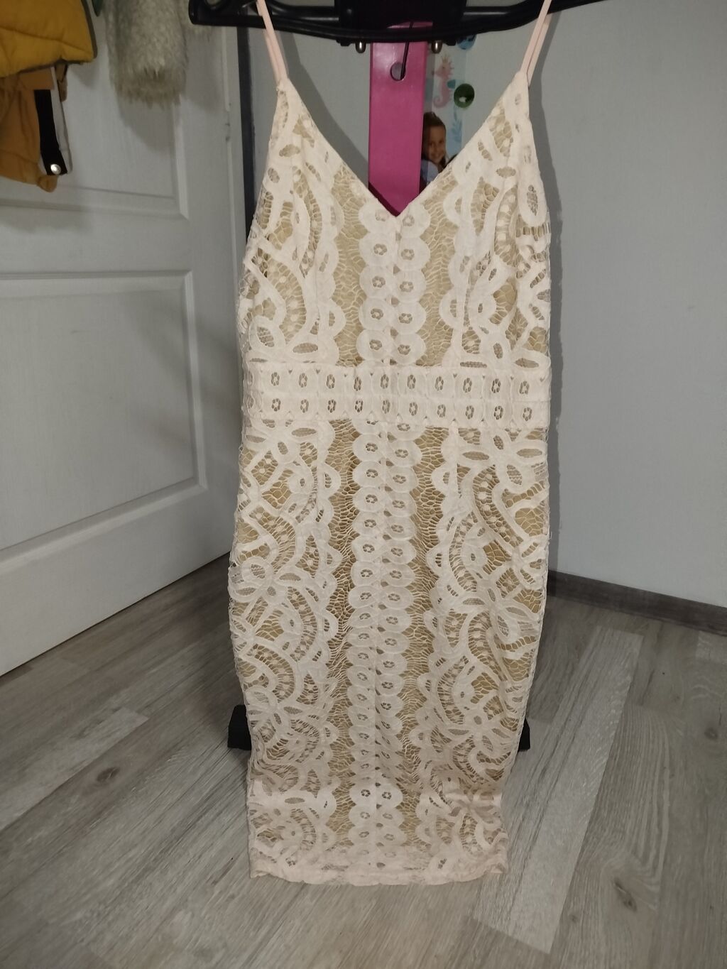 Elegantna midi haljina na tanke bretele, u bež/šampanj nijansi. Model