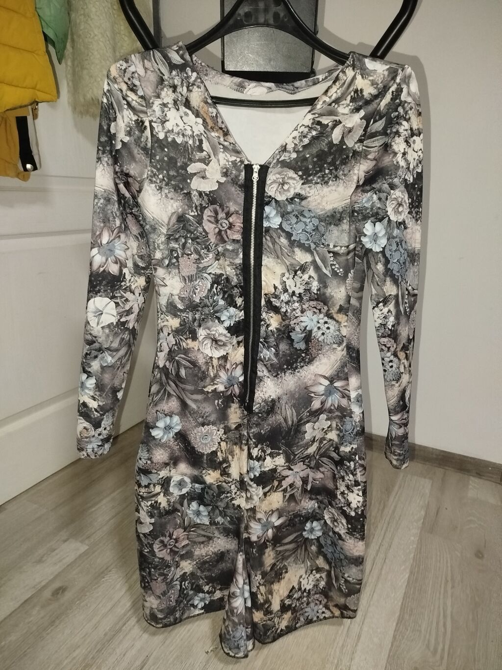 Haljina sa kapuljačom i rajsferšlusom sprijeda. - Model: uska