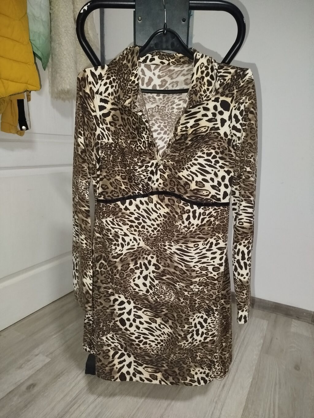 Haljina sa leopard printom, dugih rukava. Model sa kragnom i V-izrezom