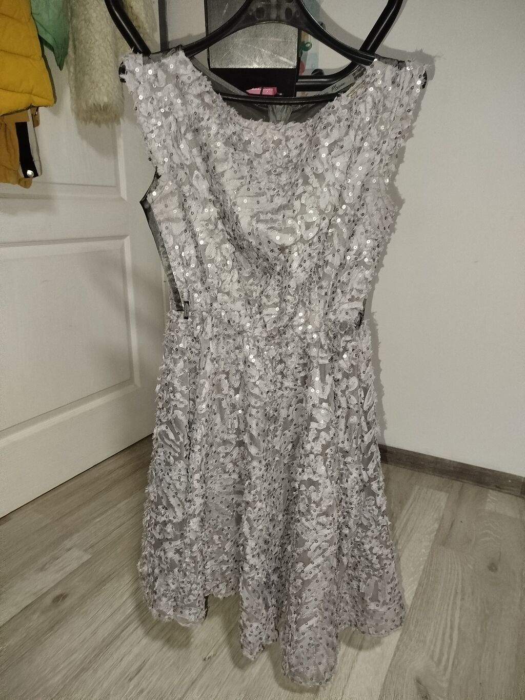 Elegantna srebrno-siva haljina bez rukava, sa bogato ukrašenom čipkom