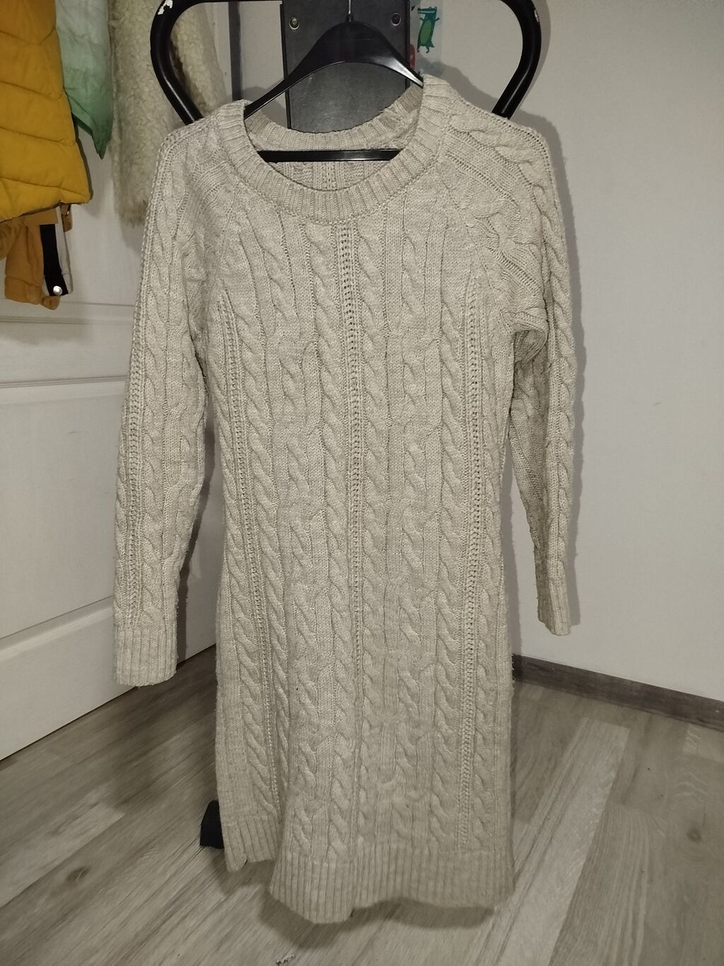 Pleteni džemper-haljina, bež boje - Dizajn: klasičan cable knit