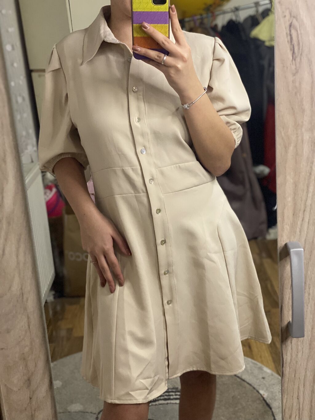 Bež košulja-haljina elegantnog, minimalističkog kroja. - Model: A-kroj