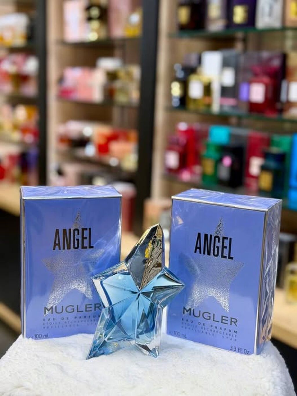 Na slici je prikazan kultni ženski parfem Angel brenda Mugler (ranije