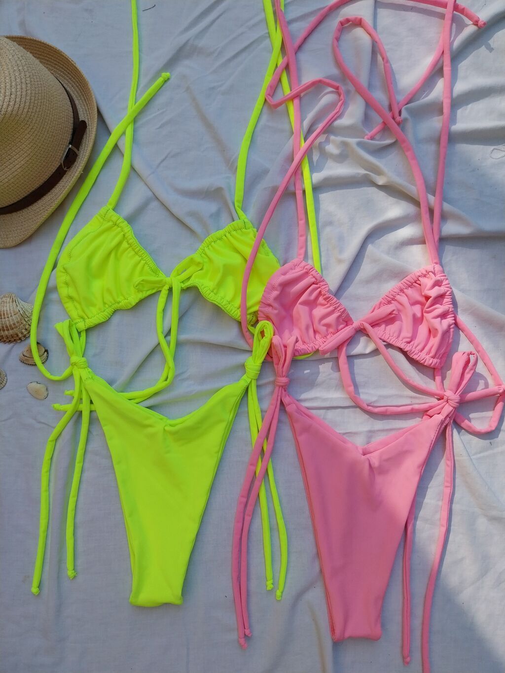 Neonski bikini set – trodelni dizajn sa podesivim vezivanjem - Model