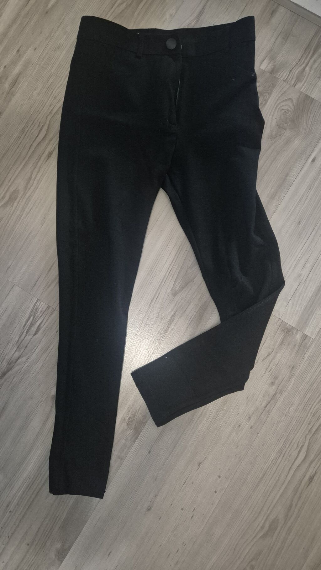Crne slim-fit pantalone Zara - Klasičan kroj sa suženim nogavicama -