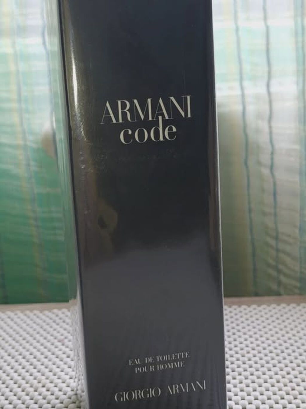 Na slici je Armani Code Eau De Toilette, prepoznatljiv muški miris