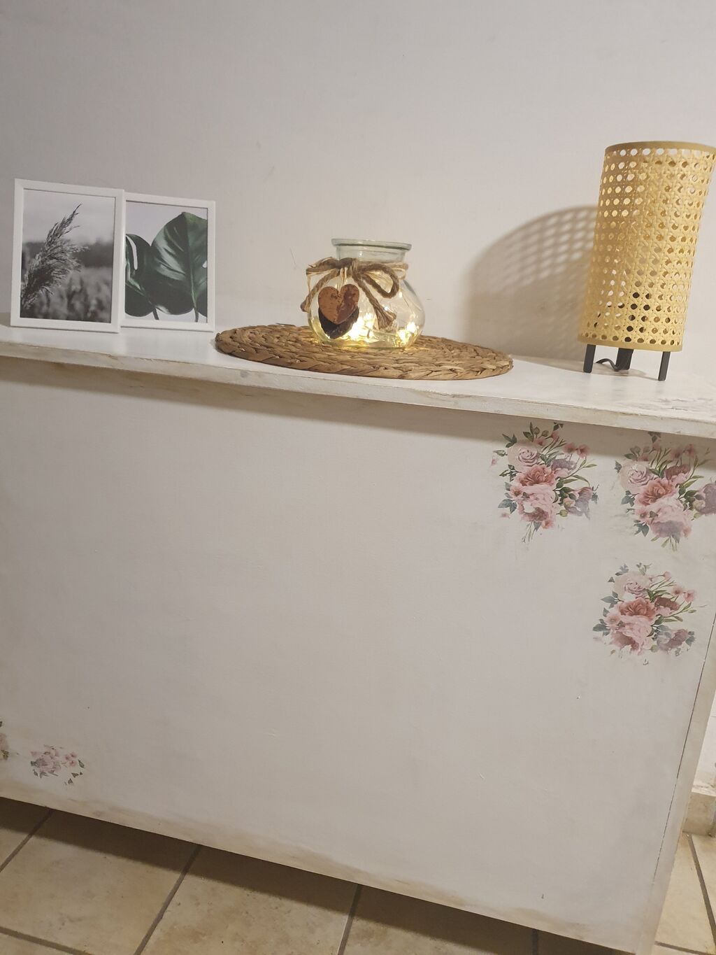 Dekorativna drvena škrinja/komoda sa poklopcem u shabby chic stilu. -