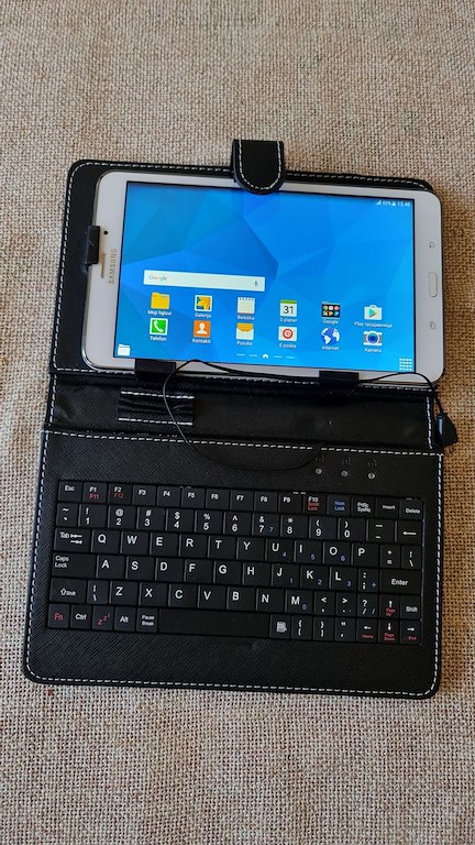 Samsung Galaxy Tab sa futrolom i tastaturom - Ekran oko 8 inča