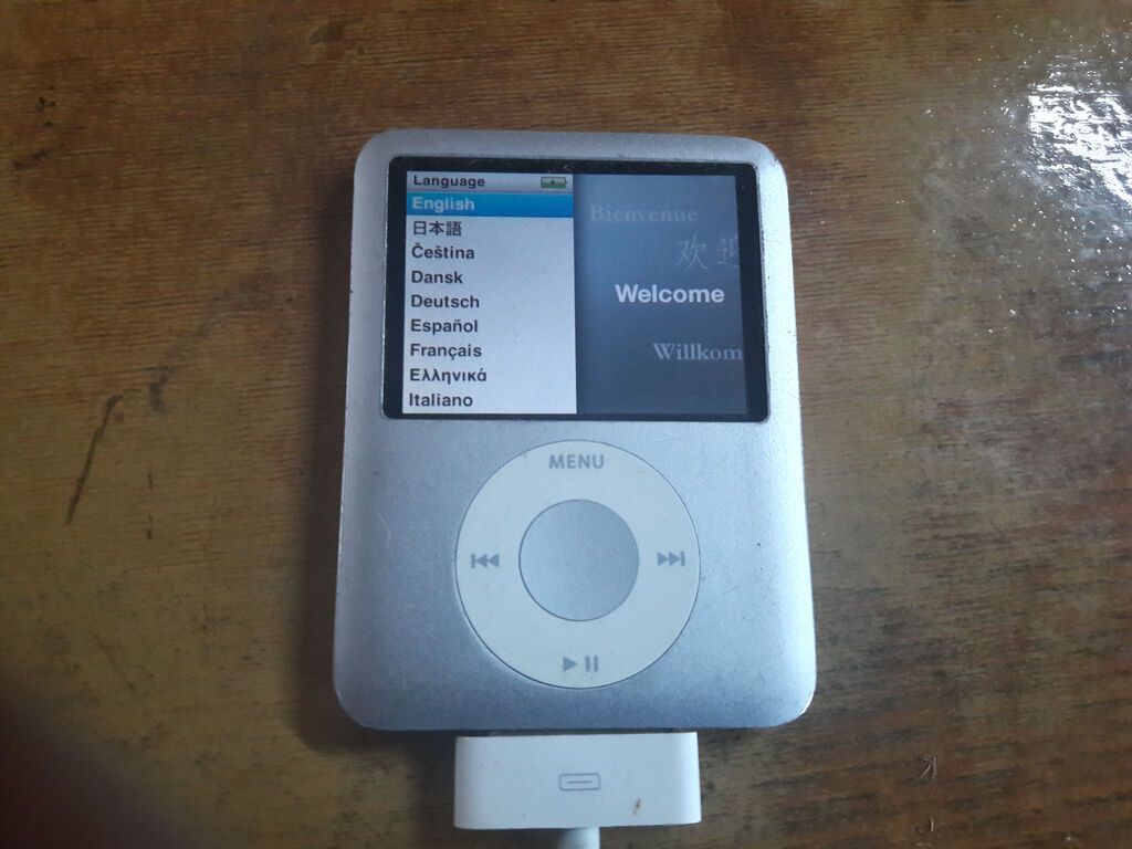 Apple iPod nano 3rd Gen. 4 GB Original, kupljen u Francuskoj. Srednji