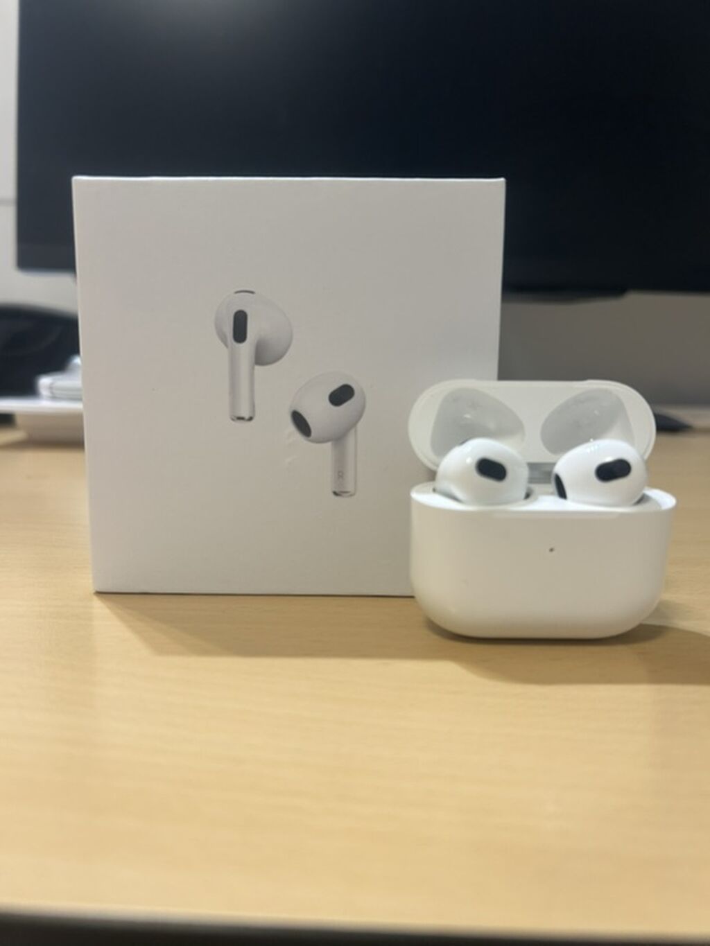 Apple AirPods (3. generacija) sa MagSafe kutijom za punjenje -